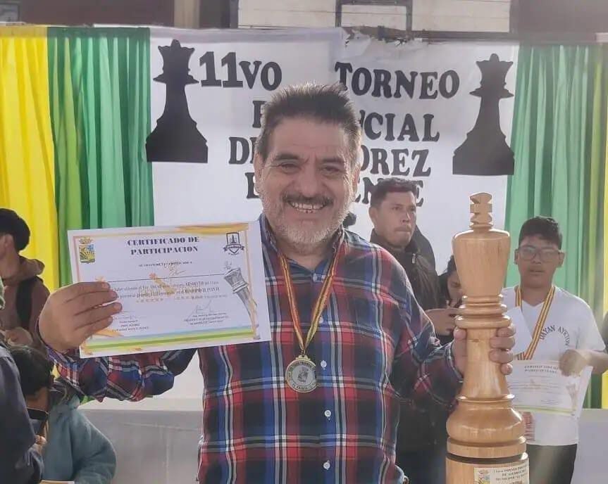 Tras ser campeón invicto, Javier Monroy recibe un trofeo de ensueño ...